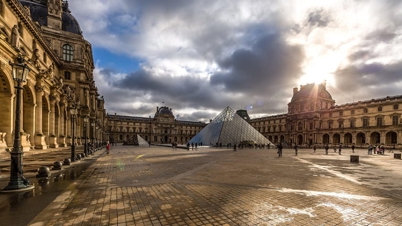 Where to store luggage near Louvre Museum - Your Best Guide 2022